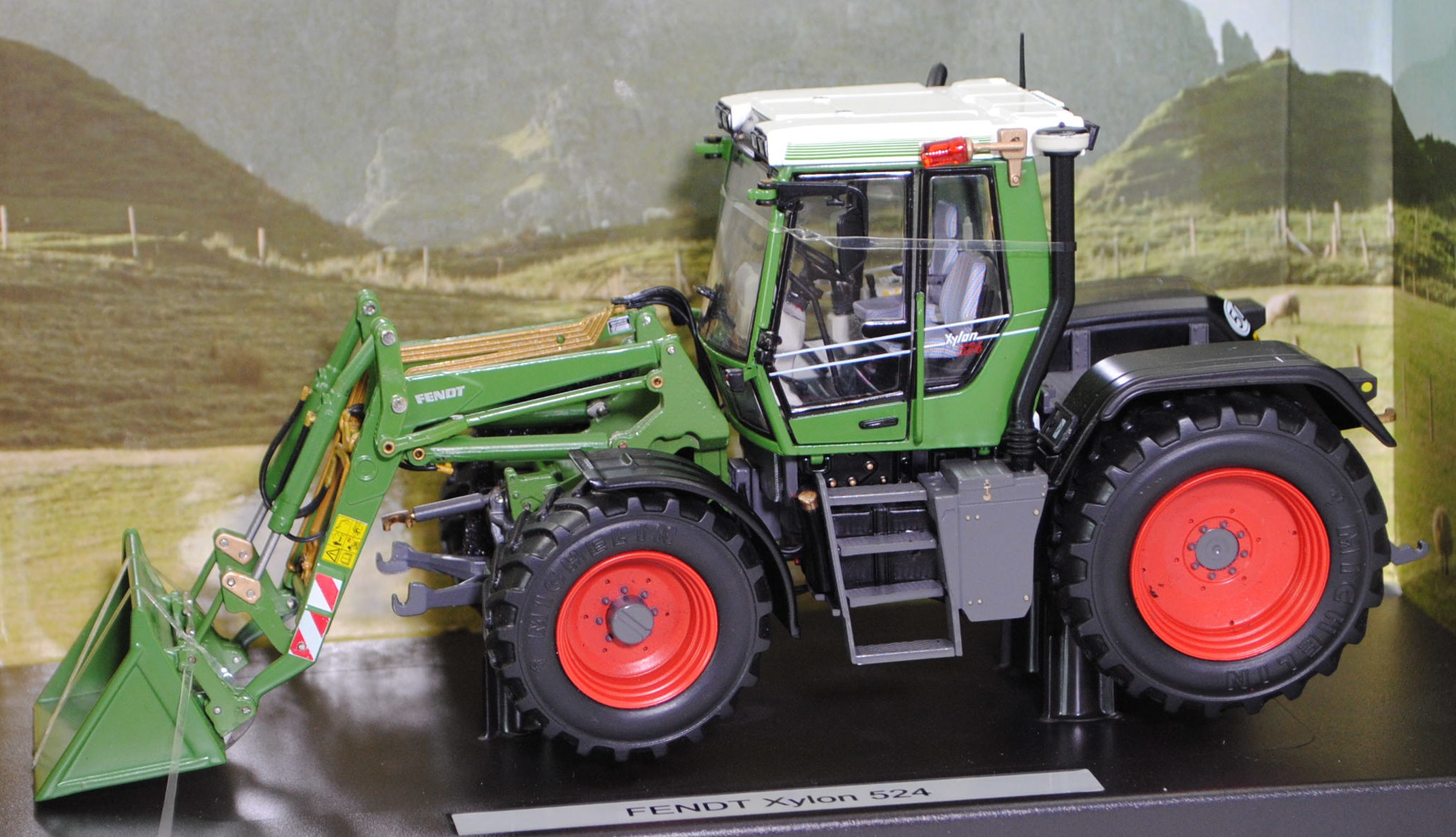 FENDT XYLON 524 (1. Generation, Modell 1994 - 2004) mit Frontlader, FENDT-grün, weise-toys, 1:32 ...